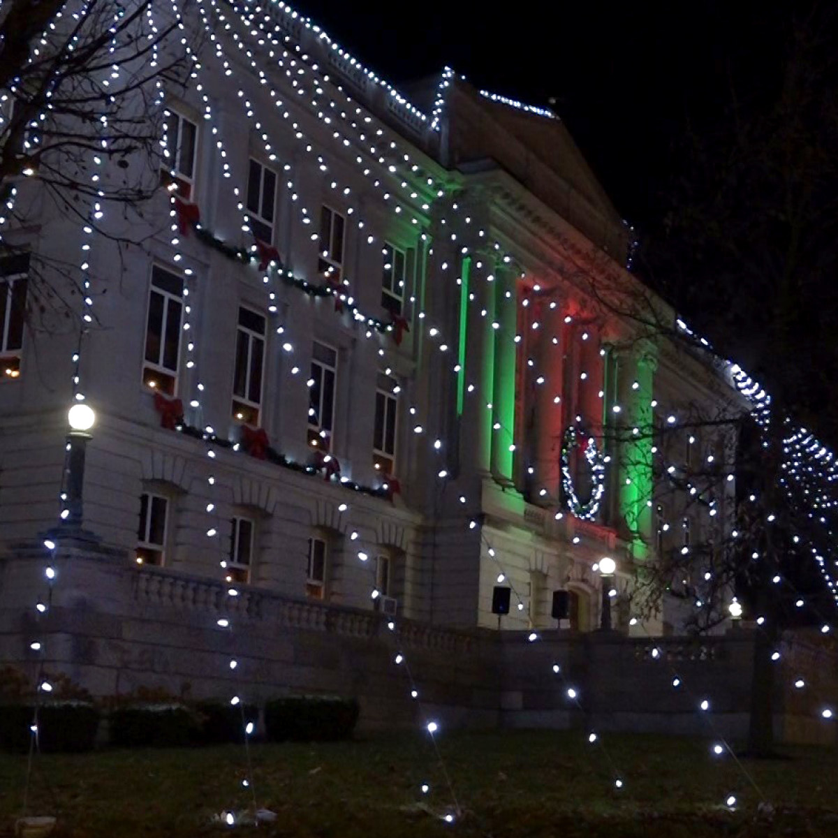 Courthouse Employee Spreads Holiday Cheer 7,000 Light Bulbs at a Time